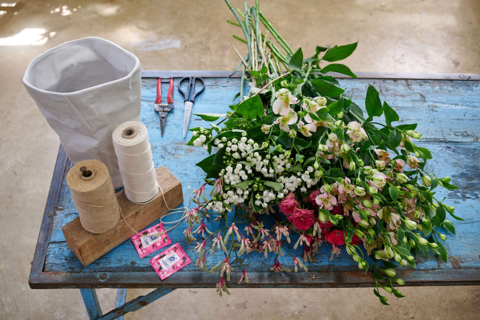 DIY: a sparkling bouquet with Charmelia & Bouvardia - Royal Van Zanten